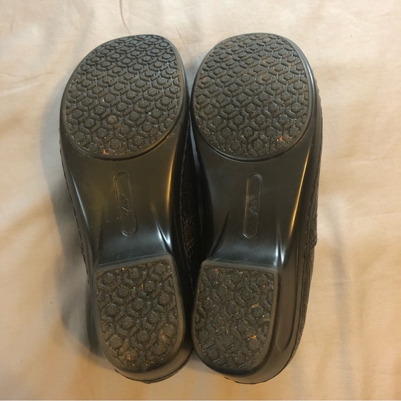 Yuu | Shoes | Yuu Bethanee Womens Clogs Black Size 85 | Poshmark